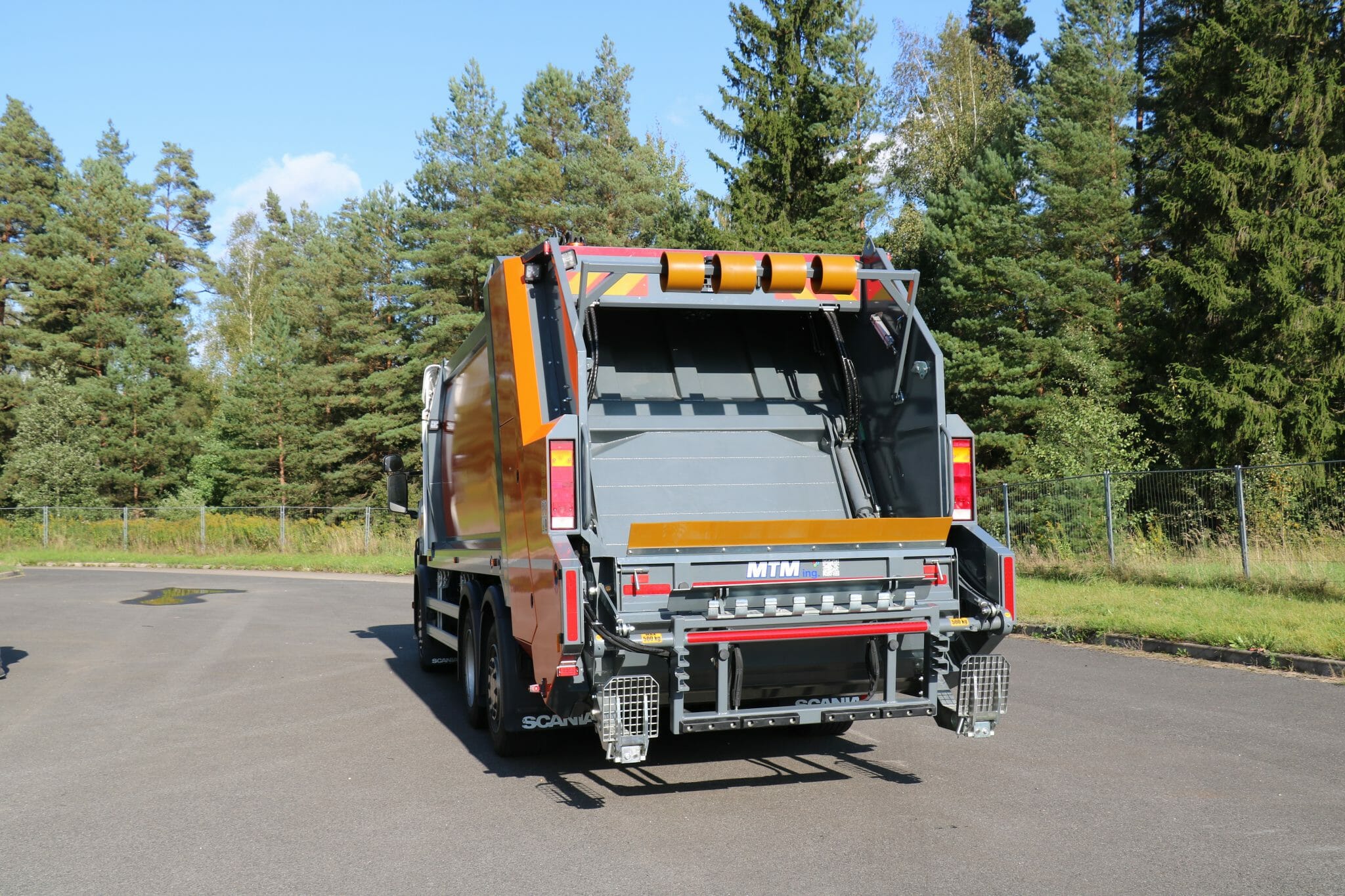 Refuse collection vehicles / Waste disposal vehicle - REAR LOADER RL-20 ...